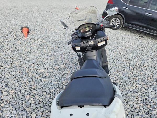 Balts Suzuki Burgman 2011 Klaipėda, ar dzinēja tilpumu 0.40 L un nobraukumu 17 tūkst. km par 3500 €, foto 6 vietnē AUTOMOTO.COM.LV