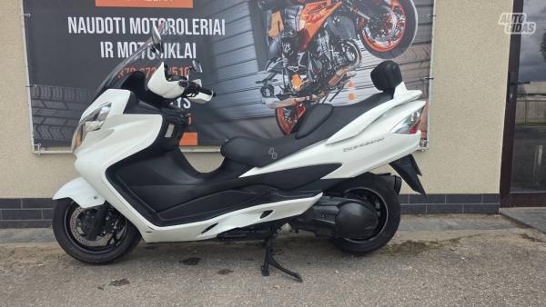 Белый Сузуки Burgman 2012 в Паневежис, объемом двигателя 0.40 л и пробегом 32 тыс. км за 1650 €, фото 4 на AUTOMOTO.COM.LV