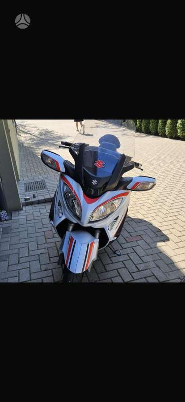 Balts Suzuki Burgman 2013 Kauņa, ar dzinēja tilpumu 0.65 L un nobraukumu 52 tūkst. km par 3500 €, foto 1 vietnē AUTOMOTO.COM.LV
