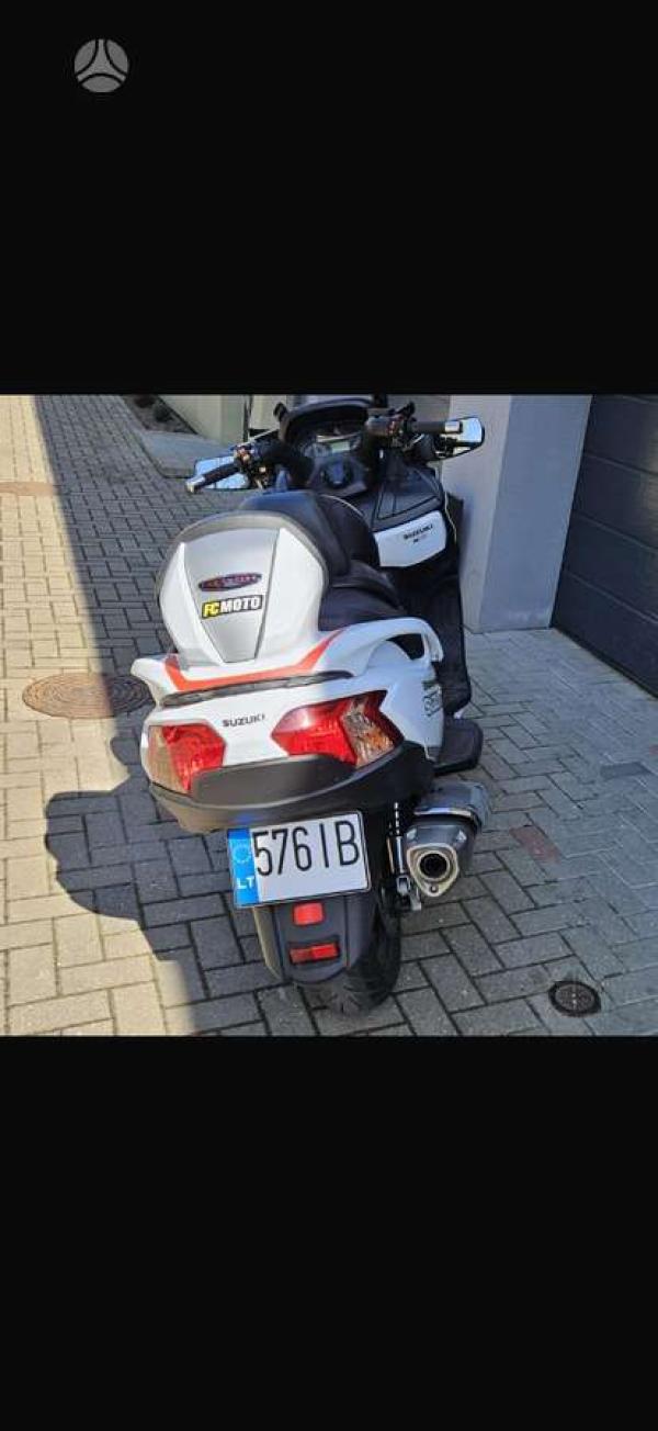 Balts Suzuki Burgman 2013 Kauņa, ar dzinēja tilpumu 0.65 L un nobraukumu 52 tūkst. km par 3500 €, foto 4 vietnē AUTOMOTO.COM.LV