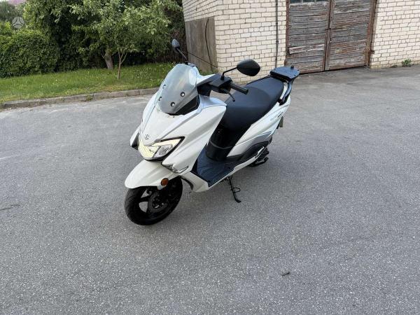 Balts Suzuki Burgman 2024 Kelmė, ar dzinēja tilpumu 0.13 L un nobraukumu 5 tūkst. km par 2499 €, foto 1 vietnē AUTOMOTO.COM.LV