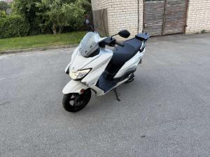 Balts Suzuki Burgman 2024 Kelmė, ar dzinēja tilpumu 0.13 L un nobraukumu 5 tūkst. km par 2499 €, foto  vietnē AUTOMOTO.COM.LV