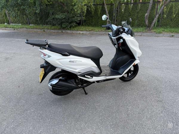Balts Suzuki Burgman 2024 Kelmė, ar dzinēja tilpumu 0.13 L un nobraukumu 5 tūkst. km par 2499 €, foto 4 vietnē AUTOMOTO.COM.LV