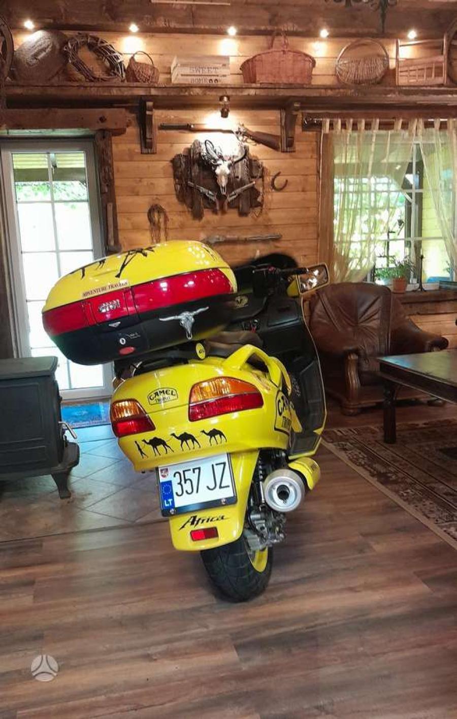 Dzeltens Suzuki Burgman 2003 Kelmė, ar dzinēja tilpumu 0.65 L un nobraukumu 57 tūkst. km par 2300 €, foto 7 vietnē AUTOMOTO.COM.LV