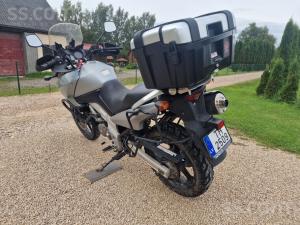 Suzuki DL 650 2004 Ogre, ar dzinēja tilpumu 0.65 L un nobraukumu 0 tūkst. km par 2400 €, foto 6 vietnē AUTOMOTO.COM.LV