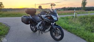 Melns Suzuki DL 2004 Viļņa, ar dzinēja tilpumu 0.65 L un nobraukumu 81 tūkst. km par 3000 €, foto  vietnē AUTOMOTO.COM.LV