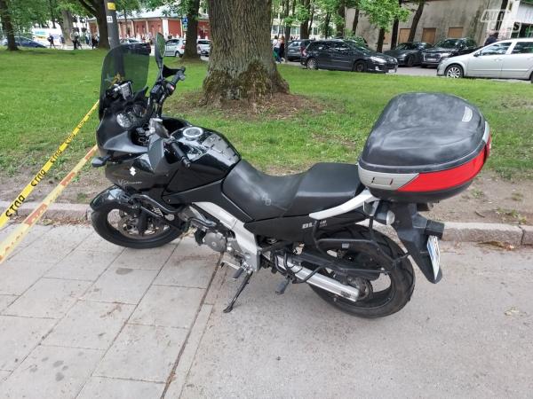 Black Suzuki DL 2004 in Klaipeda, with an engine capacity of 0.65 L and mileage of 70 thousand km for 2800 €, photo 4 on AUTOMOTO.COM.LV