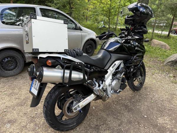 Black Suzuki DL 2004 in Vilnius, with an engine capacity of 1.00 L and mileage of 43 thousand km for 3700 €, photo 3 on AUTOMOTO.COM.LV