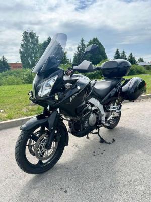 Melns Suzuki DL 2005 Panevēža, ar dzinēja tilpumu 1.00 L un nobraukumu 68 tūkst. km par 3800 €, foto  vietnē AUTOMOTO.COM.LV