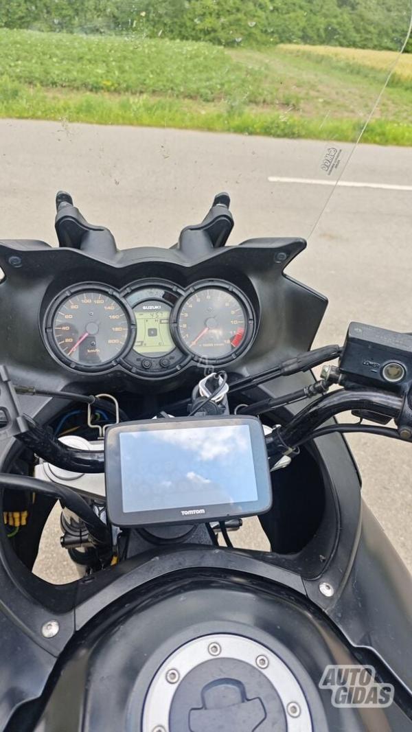 Black Suzuki DL 2005 in Panevezys, with an engine capacity of 0.65 L and mileage of 115 thousand km for 3900 €, photo 6 on AUTOMOTO.COM.LV