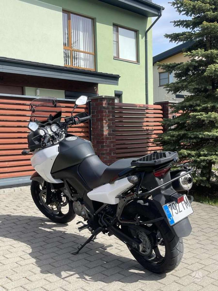 Black Suzuki DL 2005 in Klaipeda, with an engine capacity of 0.65 L and mileage of 46 thousand km for 2800 €, photo 5 on AUTOMOTO.COM.LV