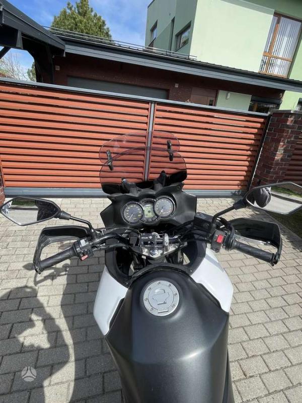 Black Suzuki DL 2005 in Klaipeda, with an engine capacity of 0.65 L and mileage of 46 thousand km for 2800 €, photo 7 on AUTOMOTO.COM.LV