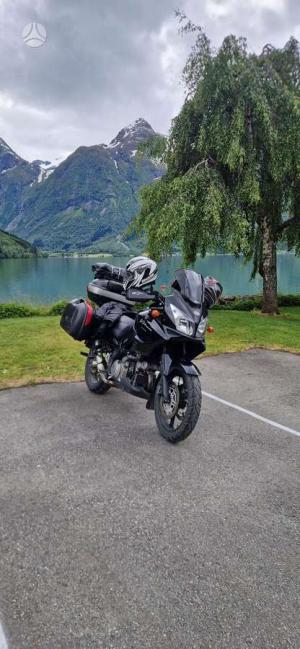 Melns Suzuki DL 2006 Viļņa, ar dzinēja tilpumu 1.00 L un nobraukumu 65 tūkst. km par 3500 €, foto  vietnē AUTOMOTO.COM.LV