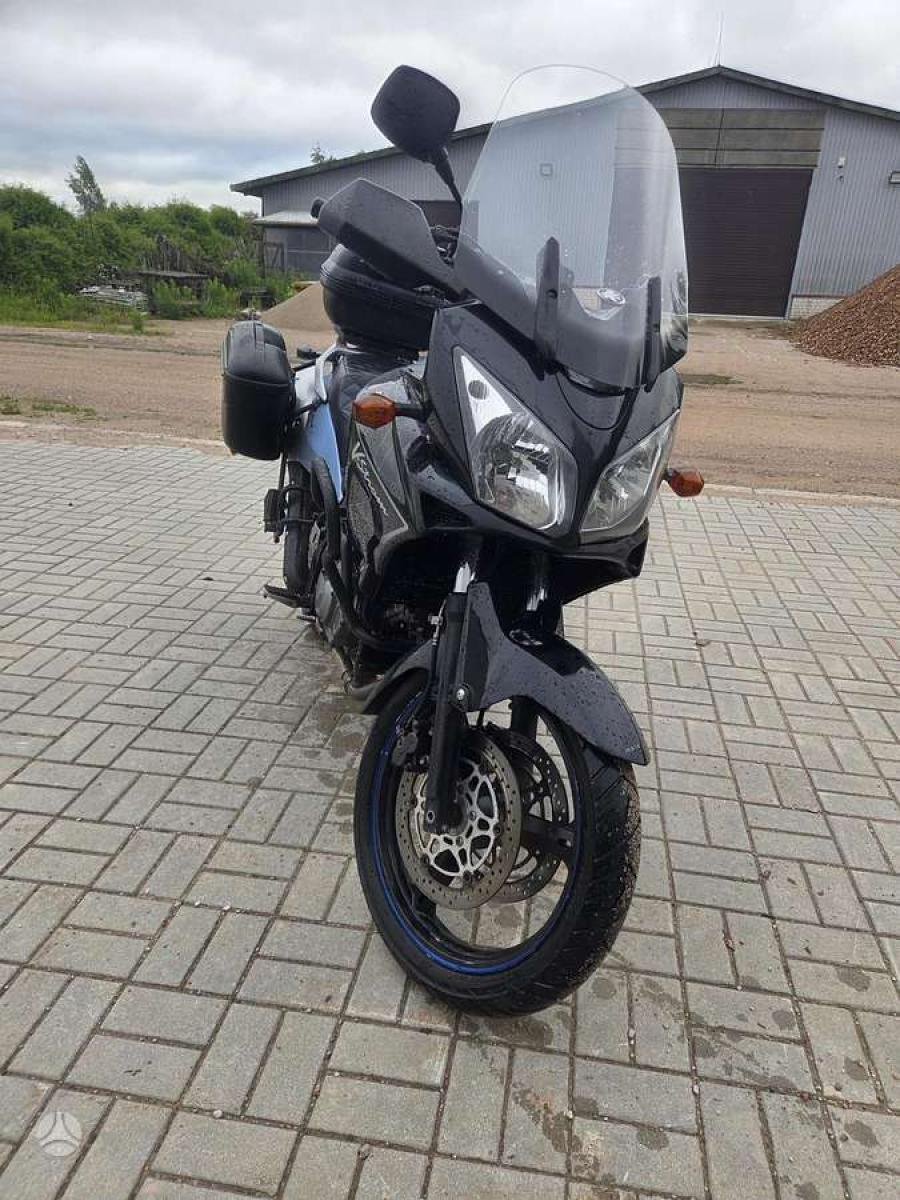 Black Suzuki DL 2006 in Taurage, with an engine capacity of 0.65 L and mileage of 71 thousand km for 2750 €, photo 3 on AUTOMOTO.COM.LV