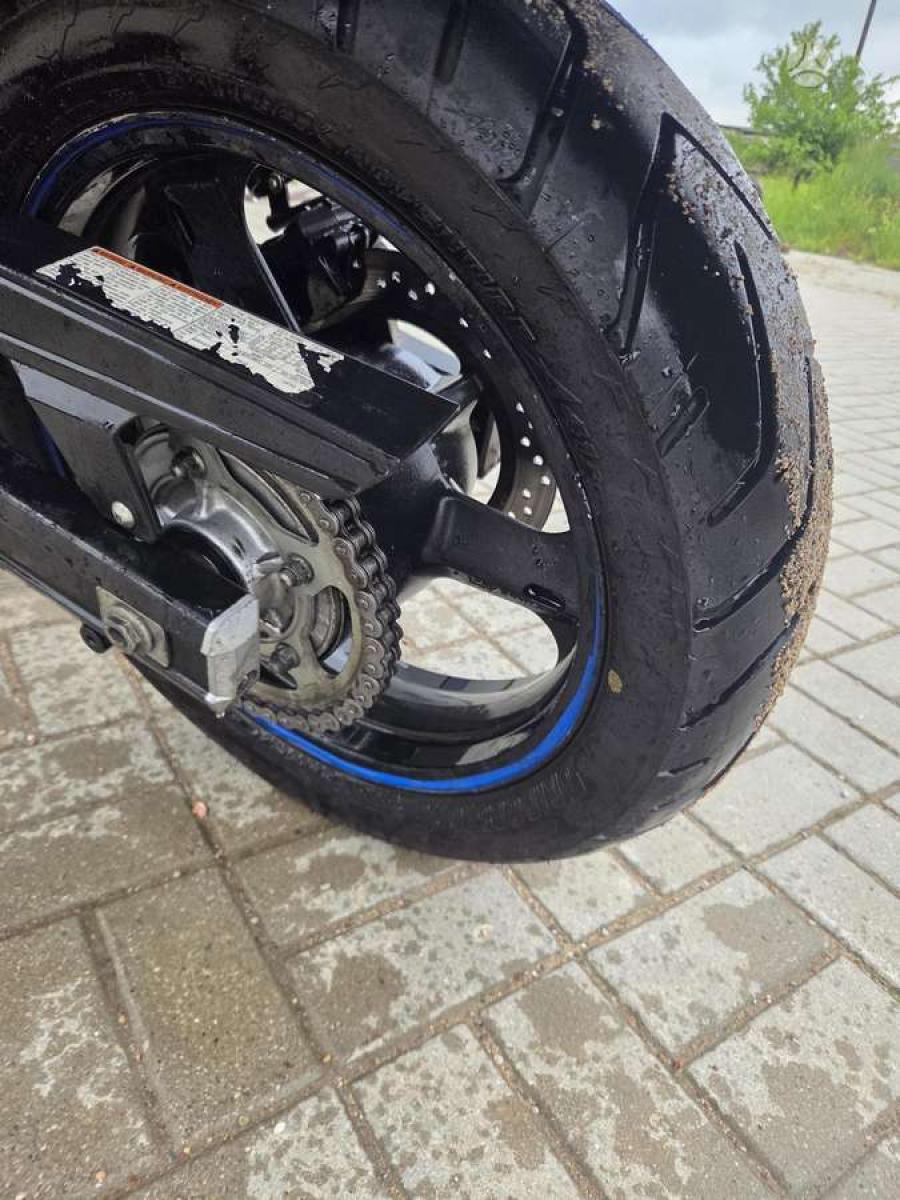 Black Suzuki DL 2006 in Taurage, with an engine capacity of 0.65 L and mileage of 71 thousand km for 2750 €, photo 4 on AUTOMOTO.COM.LV