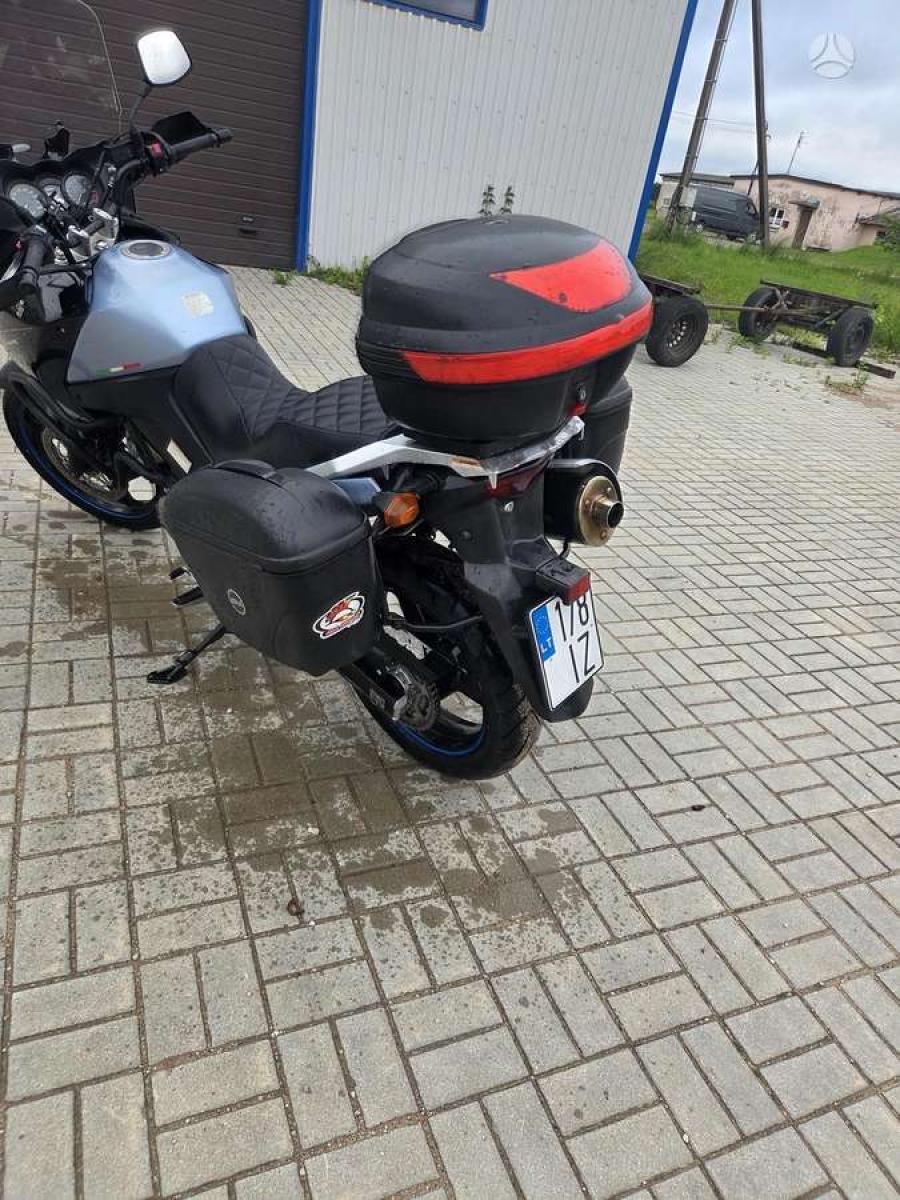 Black Suzuki DL 2006 in Taurage, with an engine capacity of 0.65 L and mileage of 71 thousand km for 2750 €, photo 7 on AUTOMOTO.COM.LV
