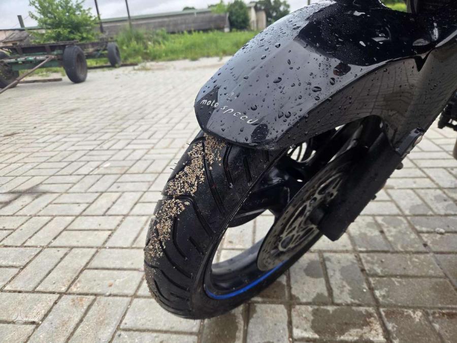 Black Suzuki DL 2006 in Taurage, with an engine capacity of 0.65 L and mileage of 71 thousand km for 2750 €, photo 9 on AUTOMOTO.COM.LV