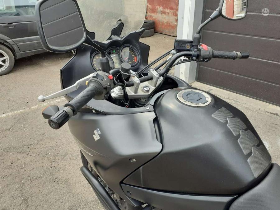 Melns Suzuki DL 2007 Panevēža, ar dzinēja tilpumu 0.65 L un nobraukumu 49 tūkst. km par 2100 €, foto 14 vietnē AUTOMOTO.COM.LV