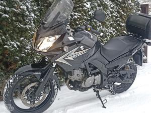 Melns Suzuki DL 2010 Kauņa, ar dzinēja tilpumu 0.65 L un nobraukumu 19 tūkst. km par 4200 €, foto  vietnē AUTOMOTO.COM.LV