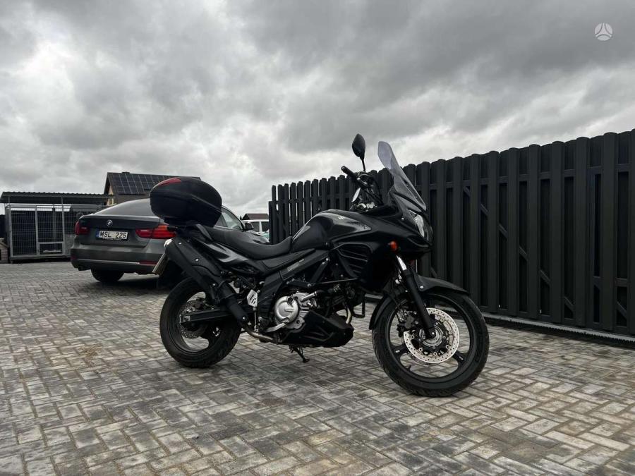 Black Suzuki DL 2013 in Siauliai, with an engine capacity of 0.65 L and mileage of 54 thousand km for 3499 €, photo 1 on AUTOMOTO.COM.LV