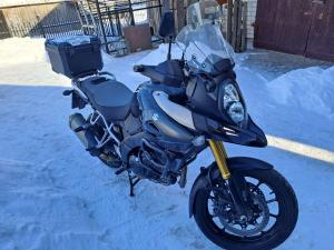Melns Suzuki DL 2015 Kauņa, ar dzinēja tilpumu 1.04 L un nobraukumu 16 tūkst. km par 5250 €, foto  vietnē AUTOMOTO.COM.LV