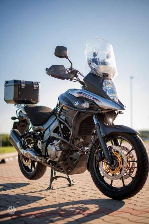 Black Suzuki DL 2017 in Vilnius, with an engine capacity of 0.65 L and mileage of 36 thousand km for 4999 €, photo 3 on AUTOMOTO.COM.LV