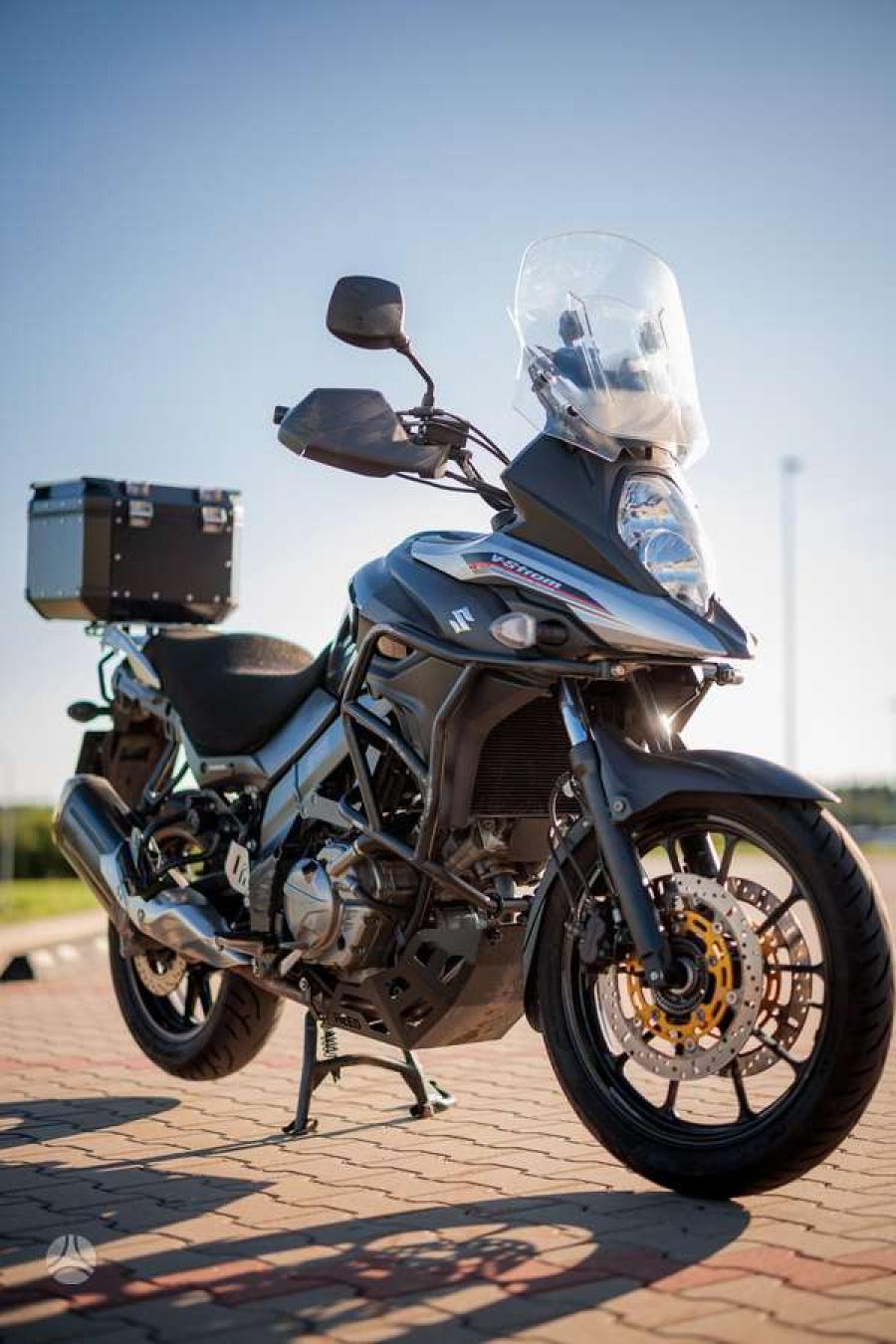 Black Suzuki DL 2017 in Vilnius, with an engine capacity of 0.65 L and mileage of 36 thousand km for 4999 €, photo 3 on AUTOMOTO.COM.LV