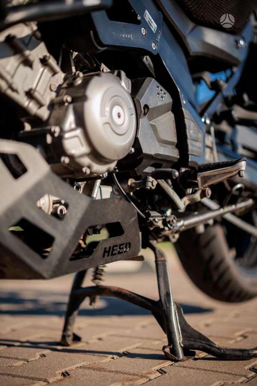 Black Suzuki DL 2017 in Vilnius, with an engine capacity of 0.65 L and mileage of 36 thousand km for 4999 €, photo 4 on AUTOMOTO.COM.LV