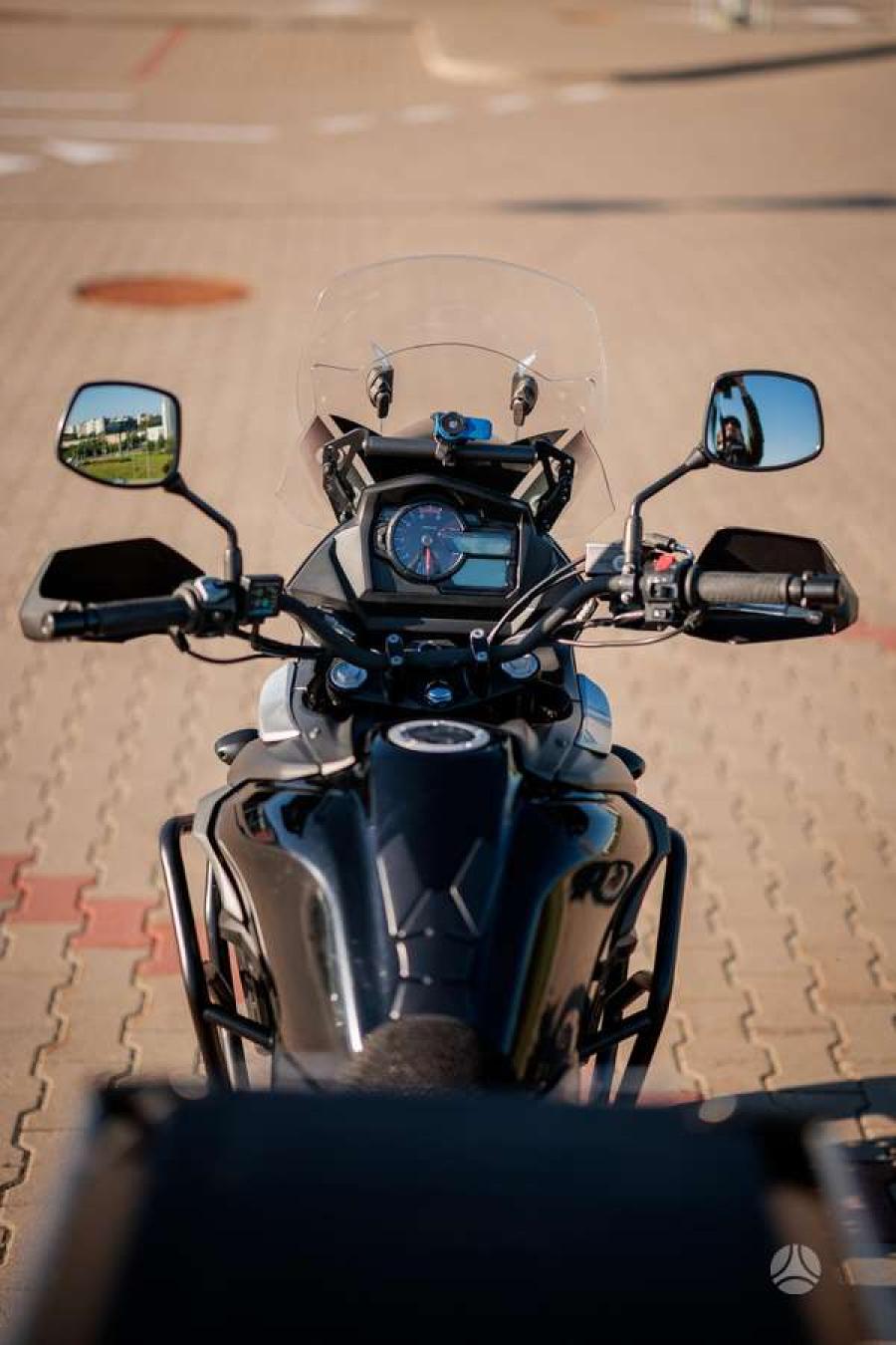 Black Suzuki DL 2017 in Vilnius, with an engine capacity of 0.65 L and mileage of 36 thousand km for 4999 €, photo 6 on AUTOMOTO.COM.LV
