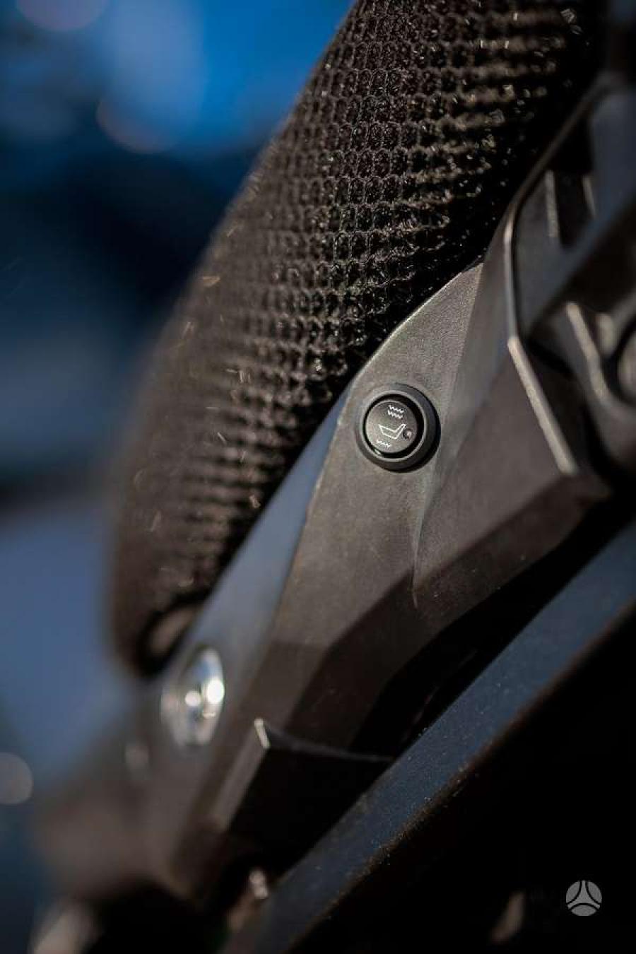 Black Suzuki DL 2017 in Vilnius, with an engine capacity of 0.65 L and mileage of 36 thousand km for 4999 €, photo 7 on AUTOMOTO.COM.LV