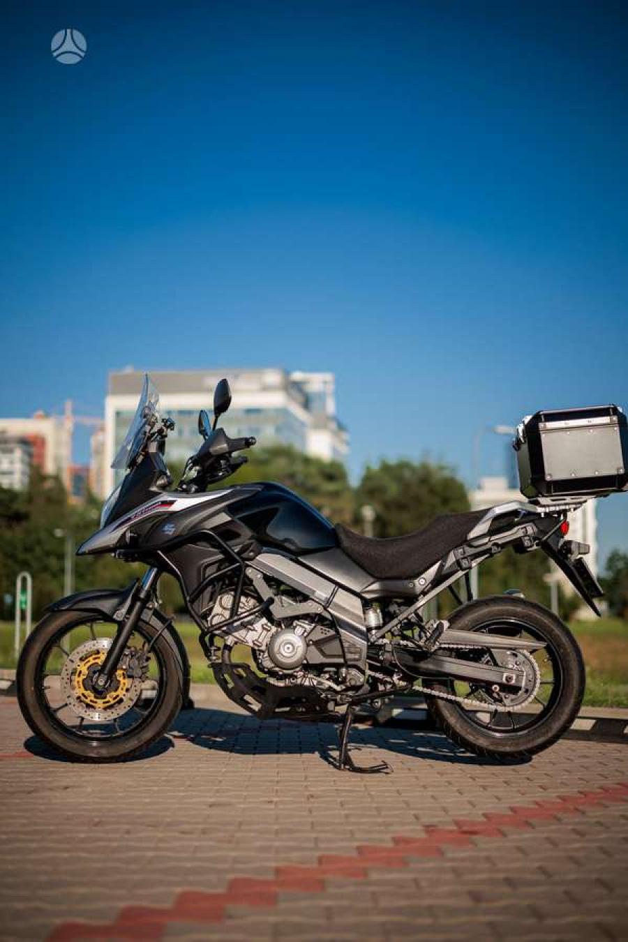 Black Suzuki DL 2017 in Vilnius, with an engine capacity of 0.65 L and mileage of 36 thousand km for 4999 €, photo 15 on AUTOMOTO.COM.LV