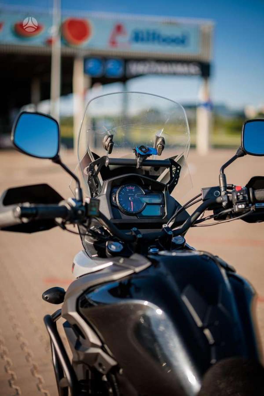 Black Suzuki DL 2017 in Vilnius, with an engine capacity of 0.65 L and mileage of 36 thousand km for 4999 €, photo 16 on AUTOMOTO.COM.LV