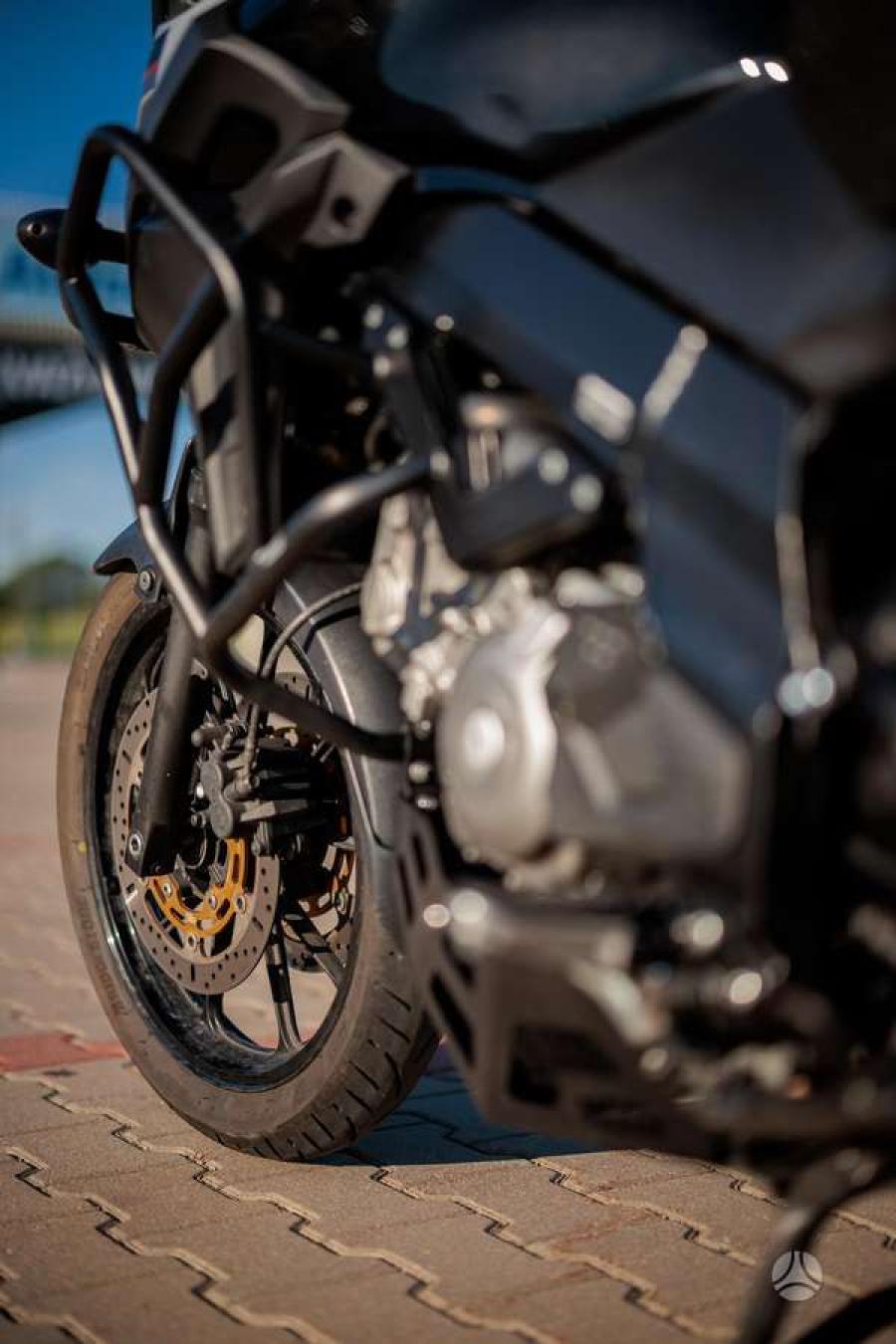 Black Suzuki DL 2017 in Vilnius, with an engine capacity of 0.65 L and mileage of 36 thousand km for 4999 €, photo 17 on AUTOMOTO.COM.LV