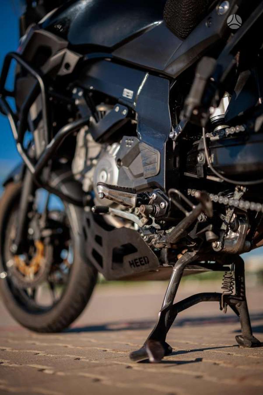 Black Suzuki DL 2017 in Vilnius, with an engine capacity of 0.65 L and mileage of 36 thousand km for 4999 €, photo 18 on AUTOMOTO.COM.LV