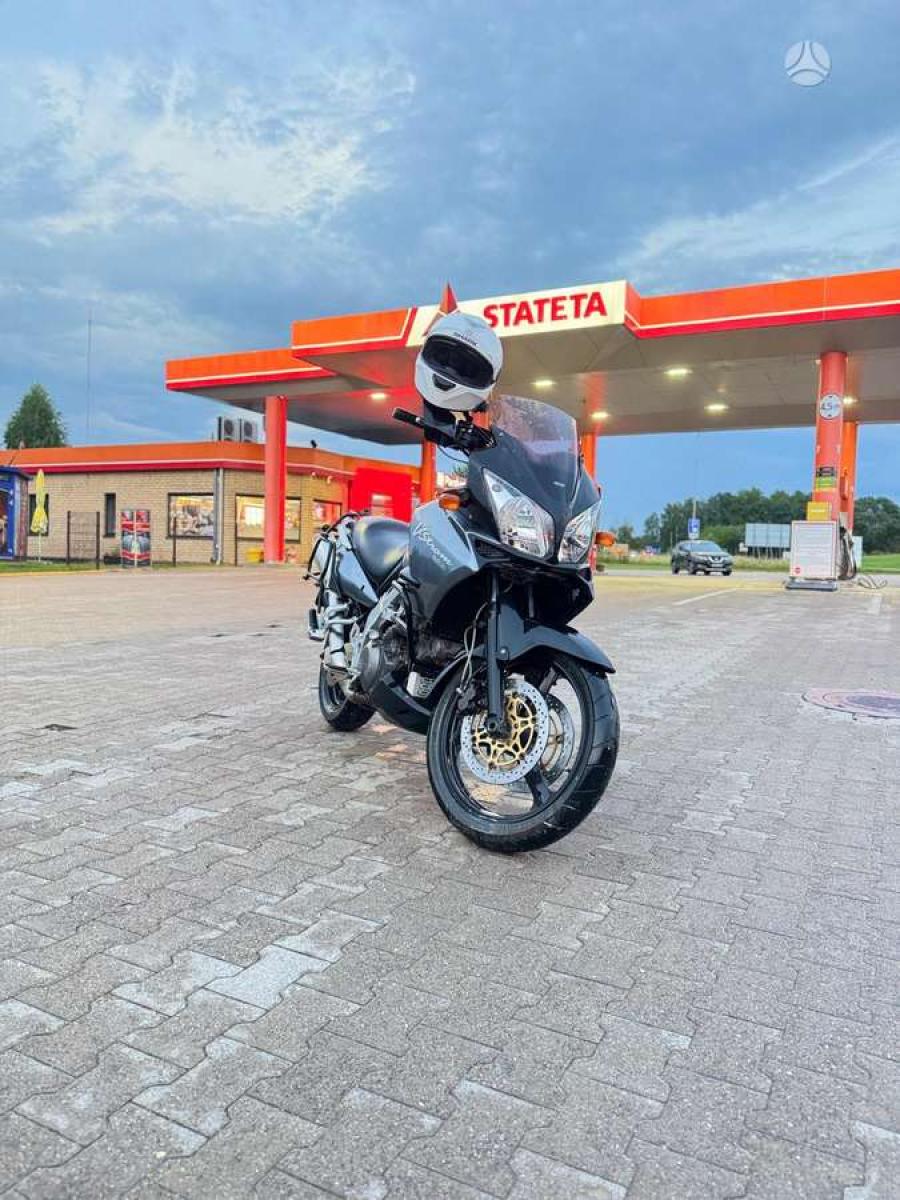Pelēks Suzuki DL 2002 Alīta, ar dzinēja tilpumu 1.00 L un nobraukumu 83 tūkst. km par 2200 €, foto 1 vietnē AUTOMOTO.COM.LV