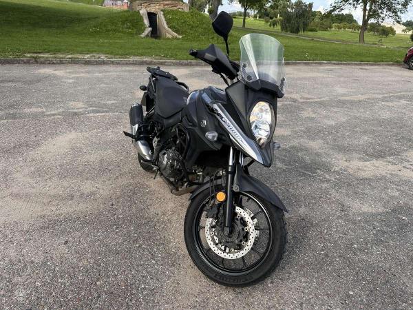 Grey Suzuki DL 2021 in Kaunas, with an engine capacity of 0.65 L and mileage of 55 thousand km for 4350 €, photo 2 on AUTOMOTO.COM.LV