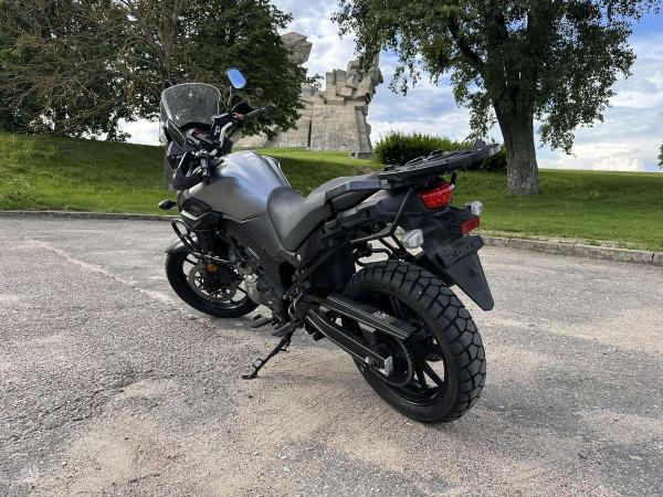 Grey Suzuki DL 2021 in Kaunas, with an engine capacity of 0.65 L and mileage of 55 thousand km for 4350 €, photo 6 on AUTOMOTO.COM.LV