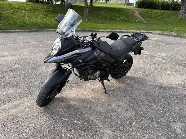 Suzuki DL 2021 in Kaunas on AUTOMOTO.COM.LV Grey Suzuki DL 2021 in Kaunas, with an engine capacity of 0.65 L and mileage of 55 thousand km for 4200 €, photo 5 on AUTOMOTO.COM.LV