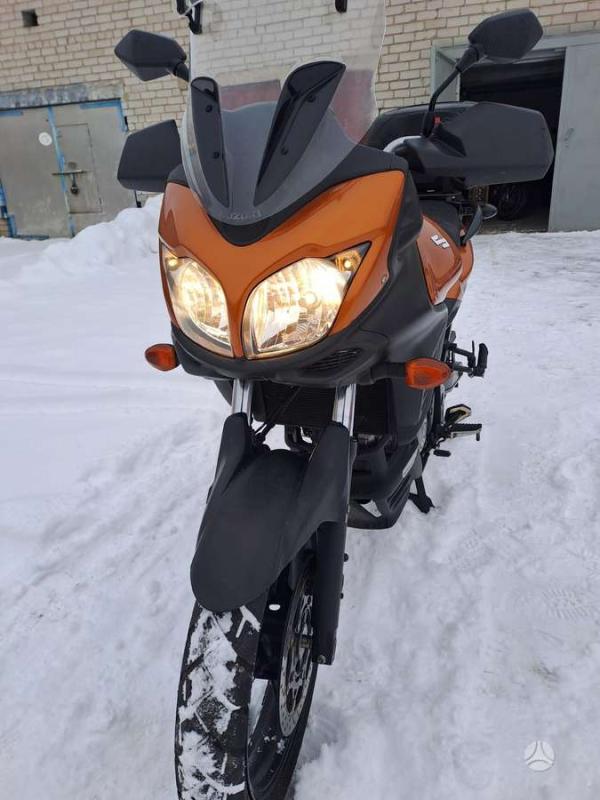 Orange Suzuki DL 2012 in Panevezys, with an engine capacity of 0.65 L and mileage of 29 thousand km for 3900 €, photo 3 on AUTOMOTO.COM.LV