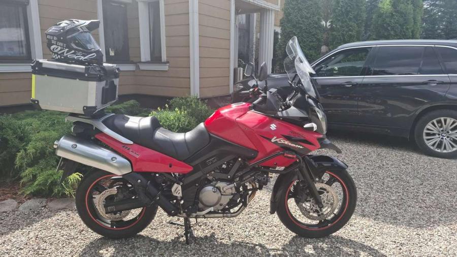 Red Suzuki DL 2005 in Utena, with an engine capacity of 0.65 L and mileage of 26 thousand km for 3400 €, photo 1 on AUTOMOTO.COM.LV