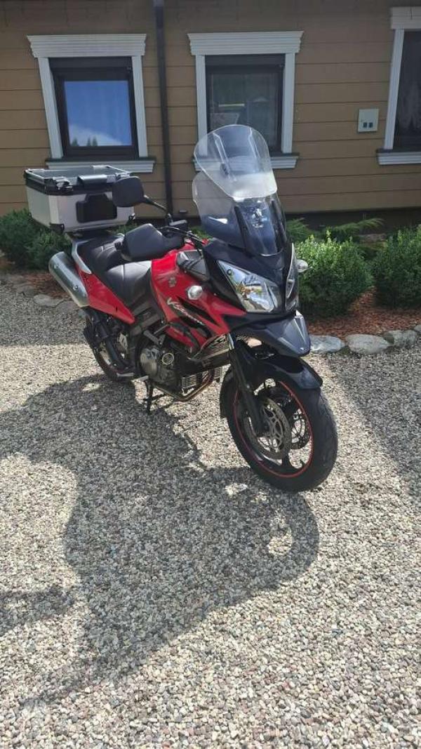 Red Suzuki DL 2005 in Utena, with an engine capacity of 0.65 L and mileage of 26 thousand km for 3400 €, photo 2 on AUTOMOTO.COM.LV