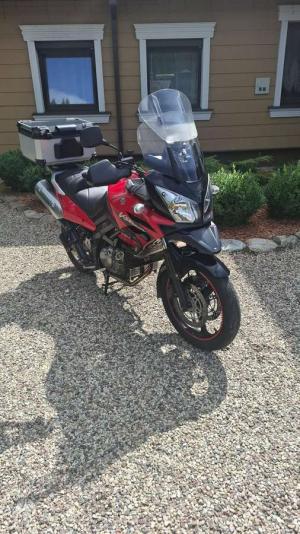Red Suzuki DL 2005 in Utena, with an engine capacity of 0.65 L and mileage of 26 thousand km for 3400 €, photo 3 on AUTOMOTO.COM.LV