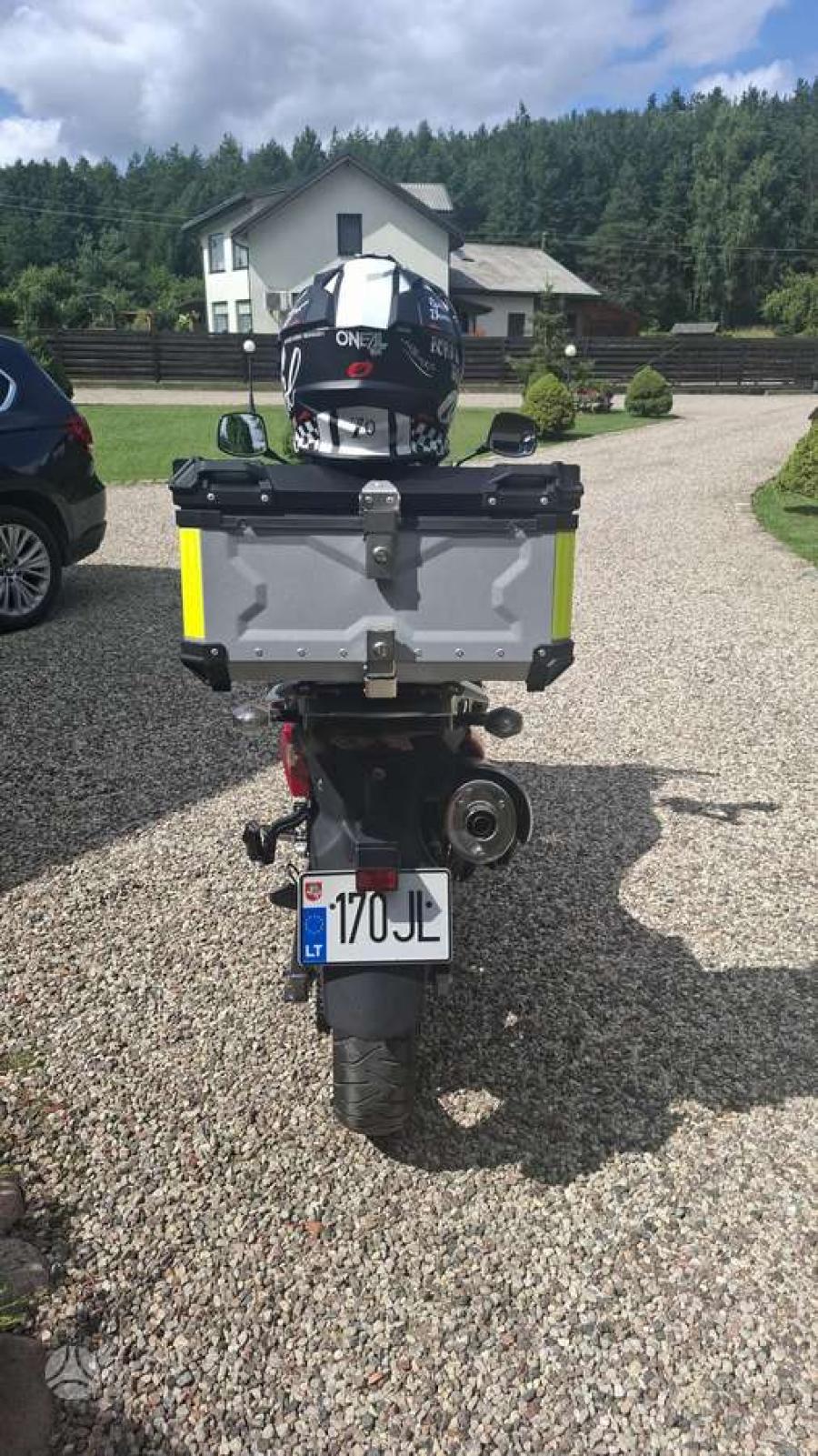 Red Suzuki DL 2005 in Utena, with an engine capacity of 0.65 L and mileage of 26 thousand km for 3400 €, photo 5 on AUTOMOTO.COM.LV