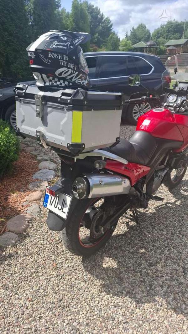 Red Suzuki DL 2005 in Utena, with an engine capacity of 0.65 L and mileage of 26 thousand km for 3400 €, photo 7 on AUTOMOTO.COM.LV