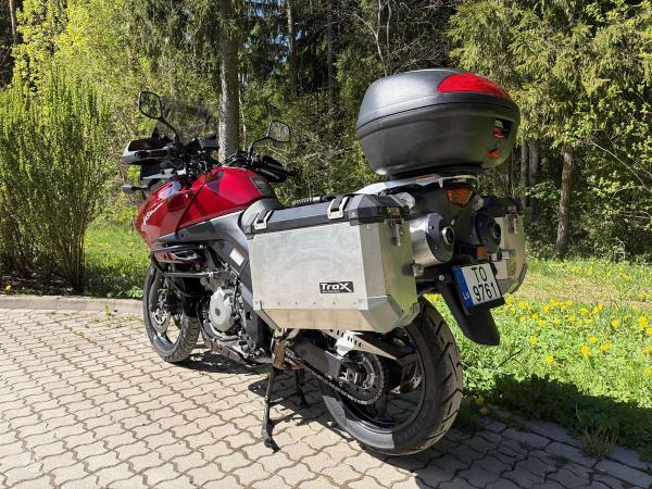 Red Suzuki DL 2007 in Ogre, with an engine capacity of 1.00 L and mileage of 75 thousand km for 3900 €, photo 3 on AUTOMOTO.COM.LV