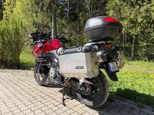 Red Suzuki DL 2007 in Ogre, with an engine capacity of 1.00 L and mileage of 75 thousand km for 3900 €, photo 3 on AUTOMOTO.COM.LV