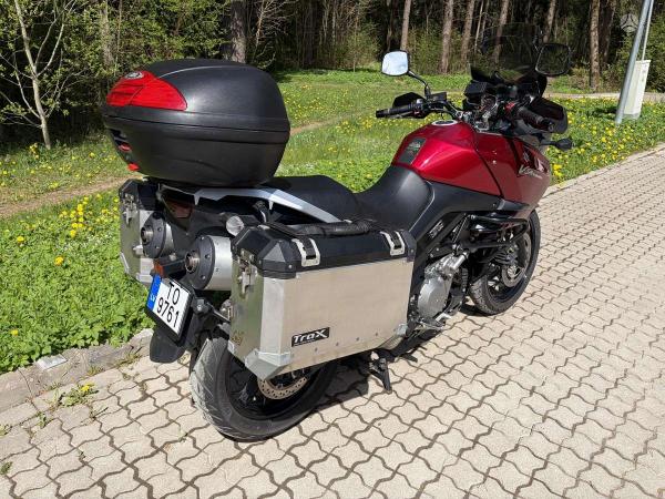 Red Suzuki DL 2007 in Ogre, with an engine capacity of 1.00 L and mileage of 75 thousand km for 3900 €, photo 5 on AUTOMOTO.COM.LV