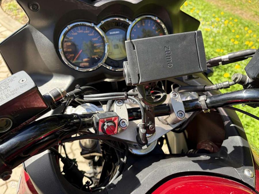Red Suzuki DL 2007 in Ogre, with an engine capacity of 1.00 L and mileage of 75 thousand km for 3900 €, photo 15 on AUTOMOTO.COM.LV