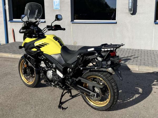 Suzuki DL 2020 in Kaunas on AUTOMOTO.COM.LV Yellow Suzuki DL 2020 in Kaunas, with an engine capacity of 0.65 L and mileage of 46 thousand km for 4950 €, photo 5 on AUTOMOTO.COM.LV