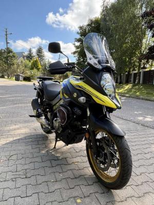 Yellow Suzuki DL 2022 in Vilnius, with an engine capacity of 0.65 L and mileage of 19 thousand km for 6099 €, photo 3 on AUTOMOTO.COM.LV
